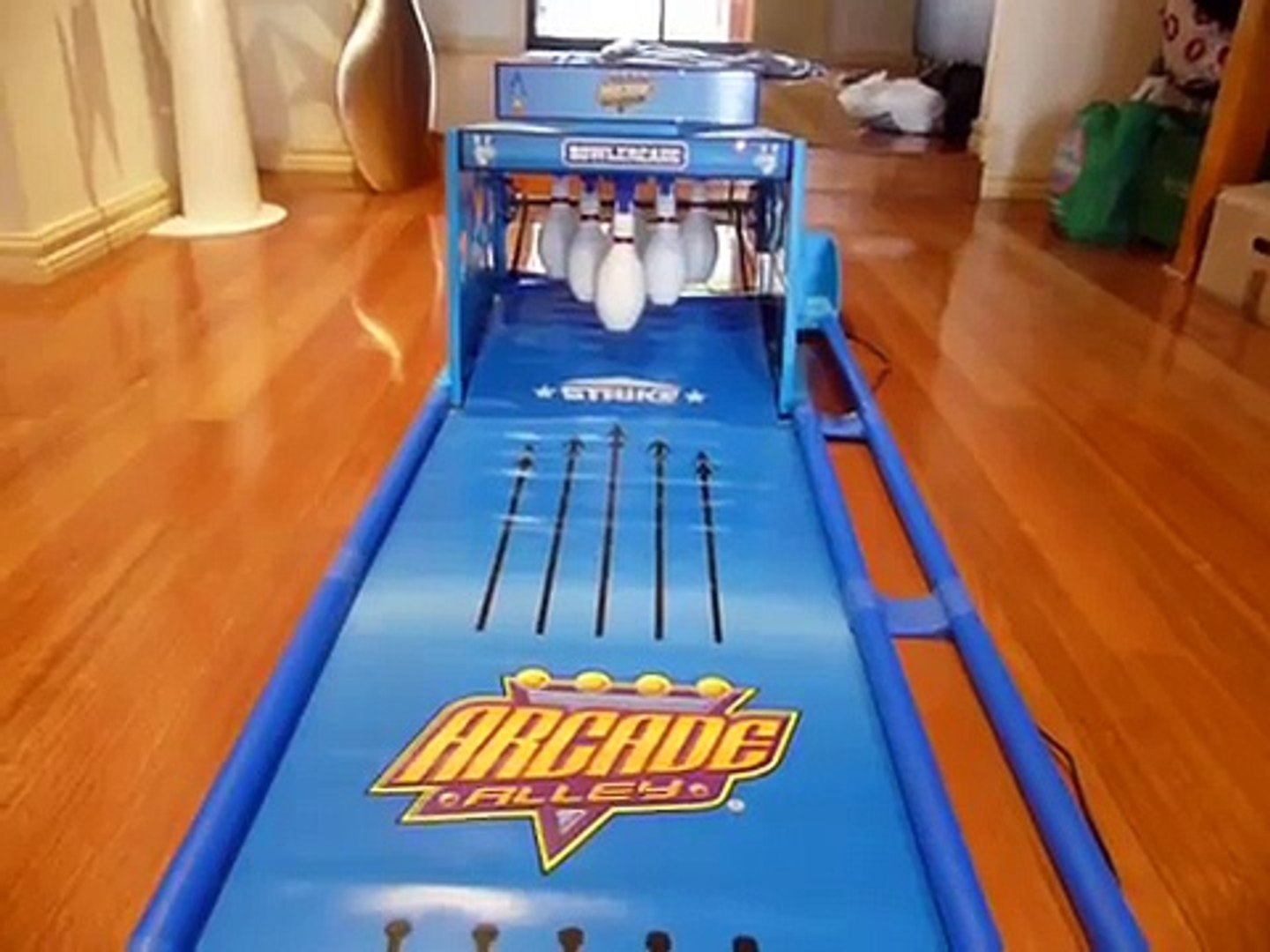 Código SA para “Arcade Alley Laser Bowlercade” es un juego de bolos ...